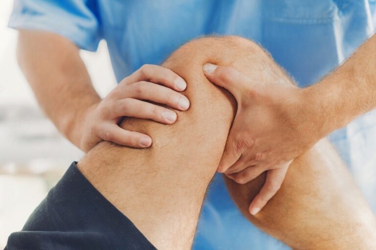 How to spot a locked knee due to a torn and dislocated cartilage ...